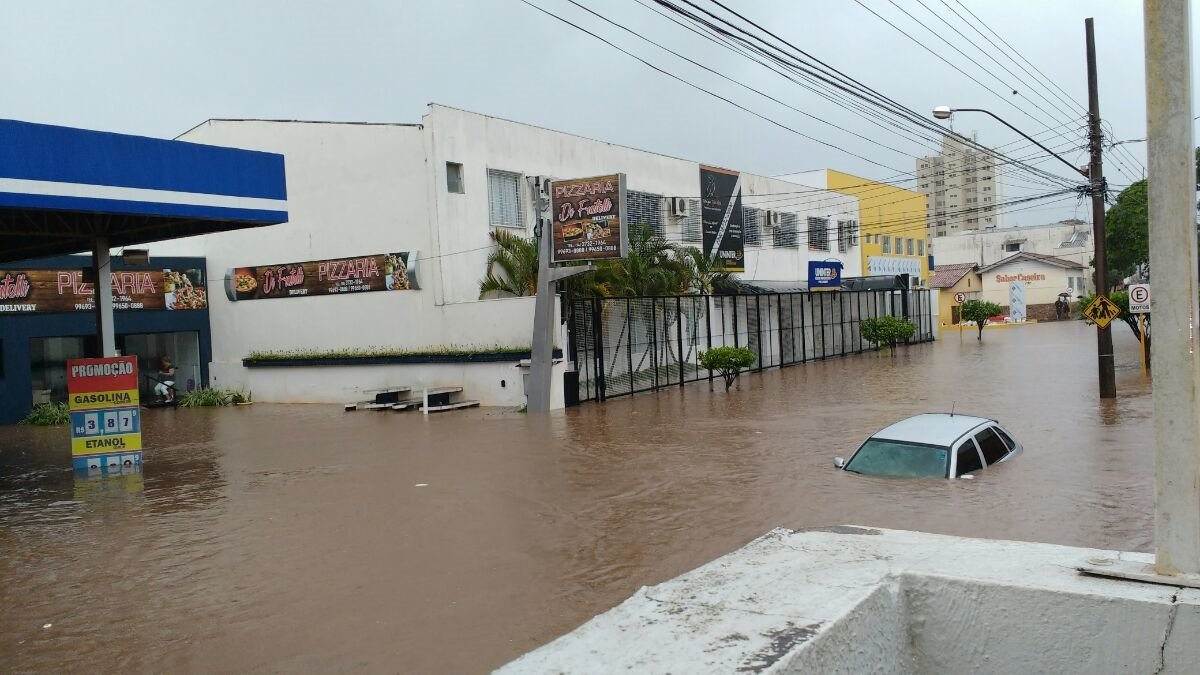 Jornal O Victoriano de Avaré - Forte chuva alaga ruas de Avaré Jornal O Victoriano de Avaré - Forte chuva alaga ruas de Avaré
