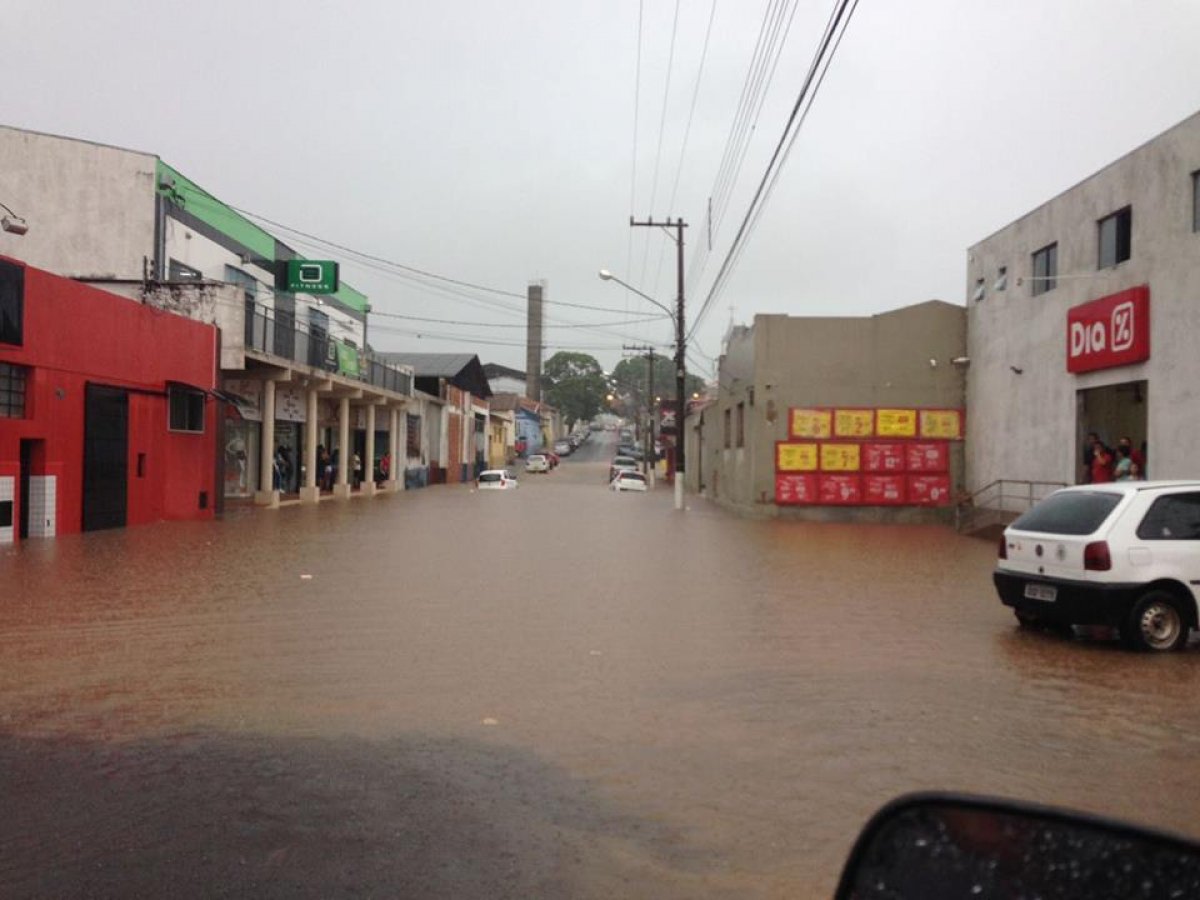 Jornal O Victoriano de Avaré - Forte chuva alaga ruas de Avaré Jornal O Victoriano de Avaré - Forte chuva alaga ruas de Avaré